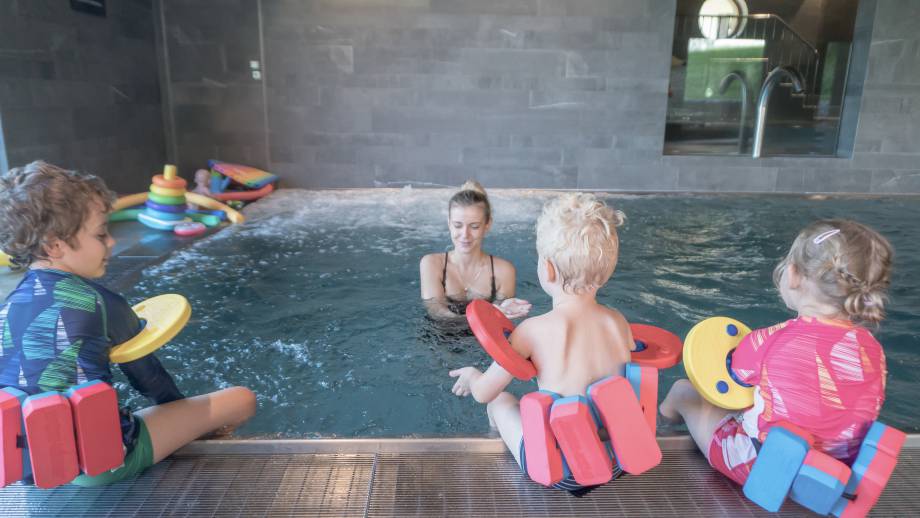 Schwimmen lernen, ganz entspannt - Gorfion Familotel Liechtenstein